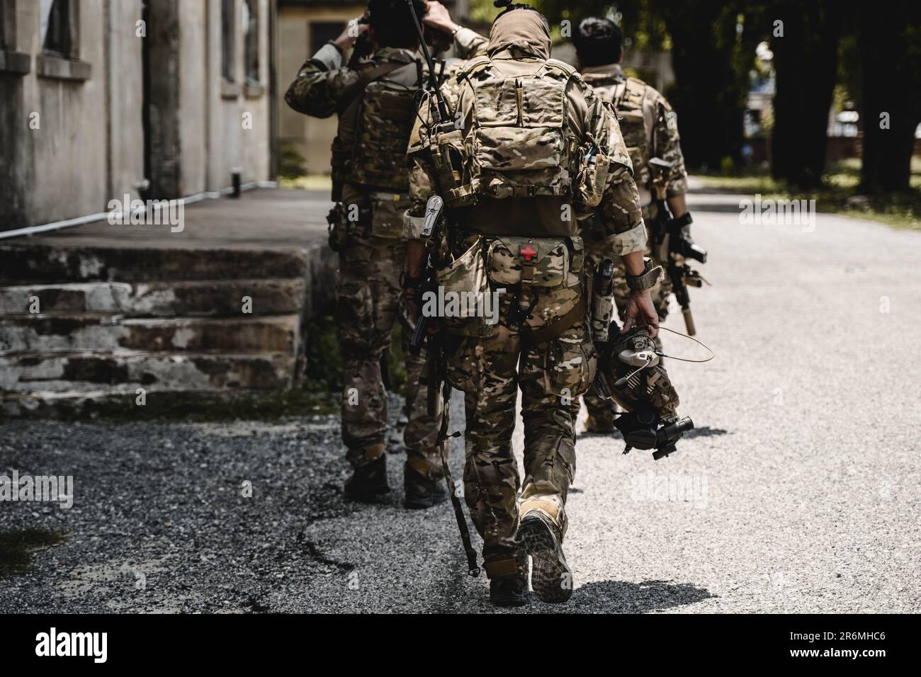 Expert team of soldiers attacking enemy during military operation Stock ...