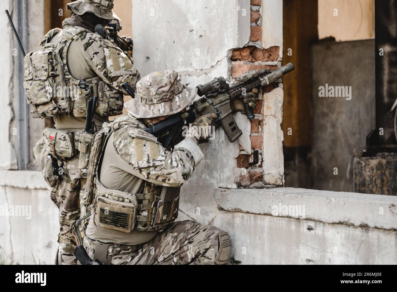 Smart teamwork of soldiers running forward and attacking enemy Stock ...