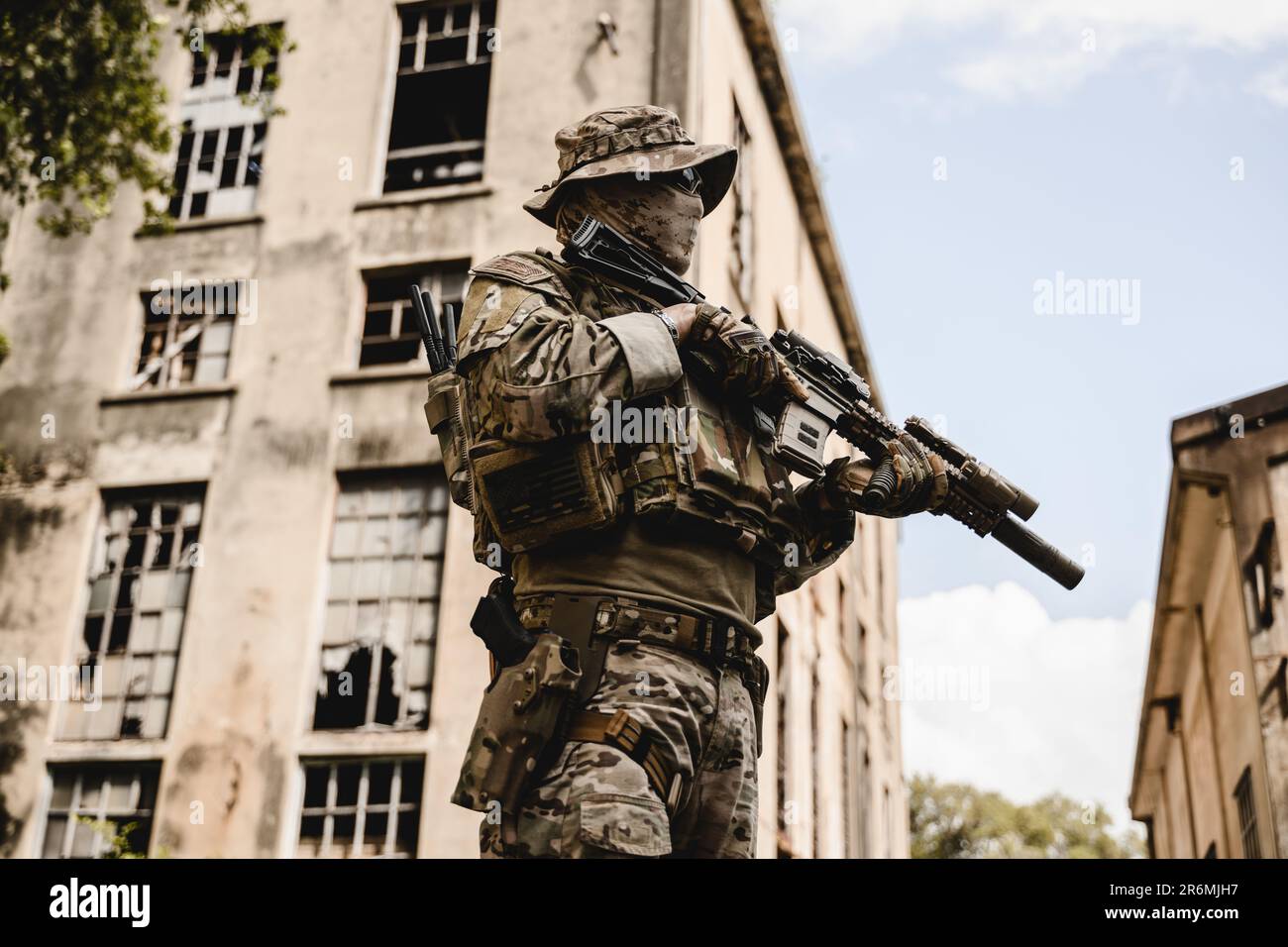 Expert team of soldiers attacking enemy during military operation Stock ...