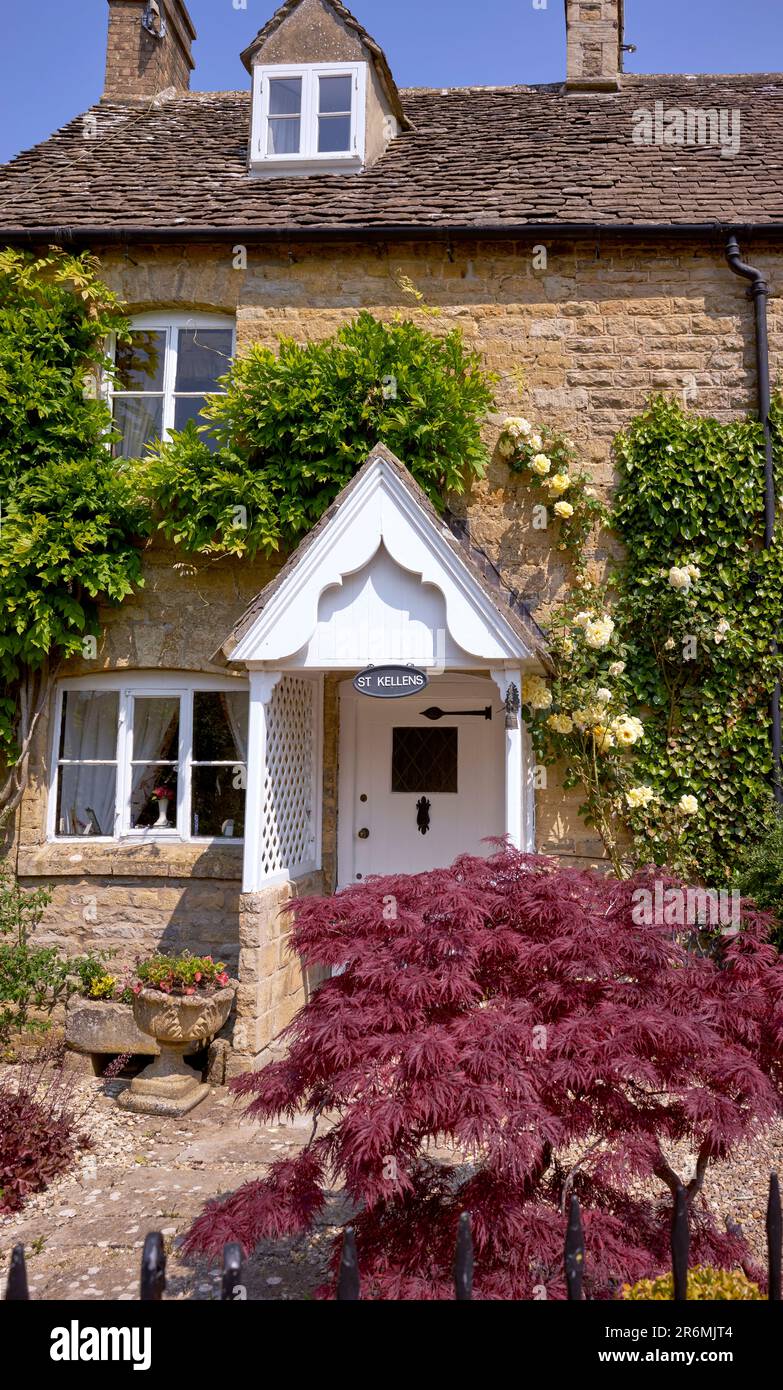 Lower Slaughter cottage, Cotswold, traditional stone built picturesque ...