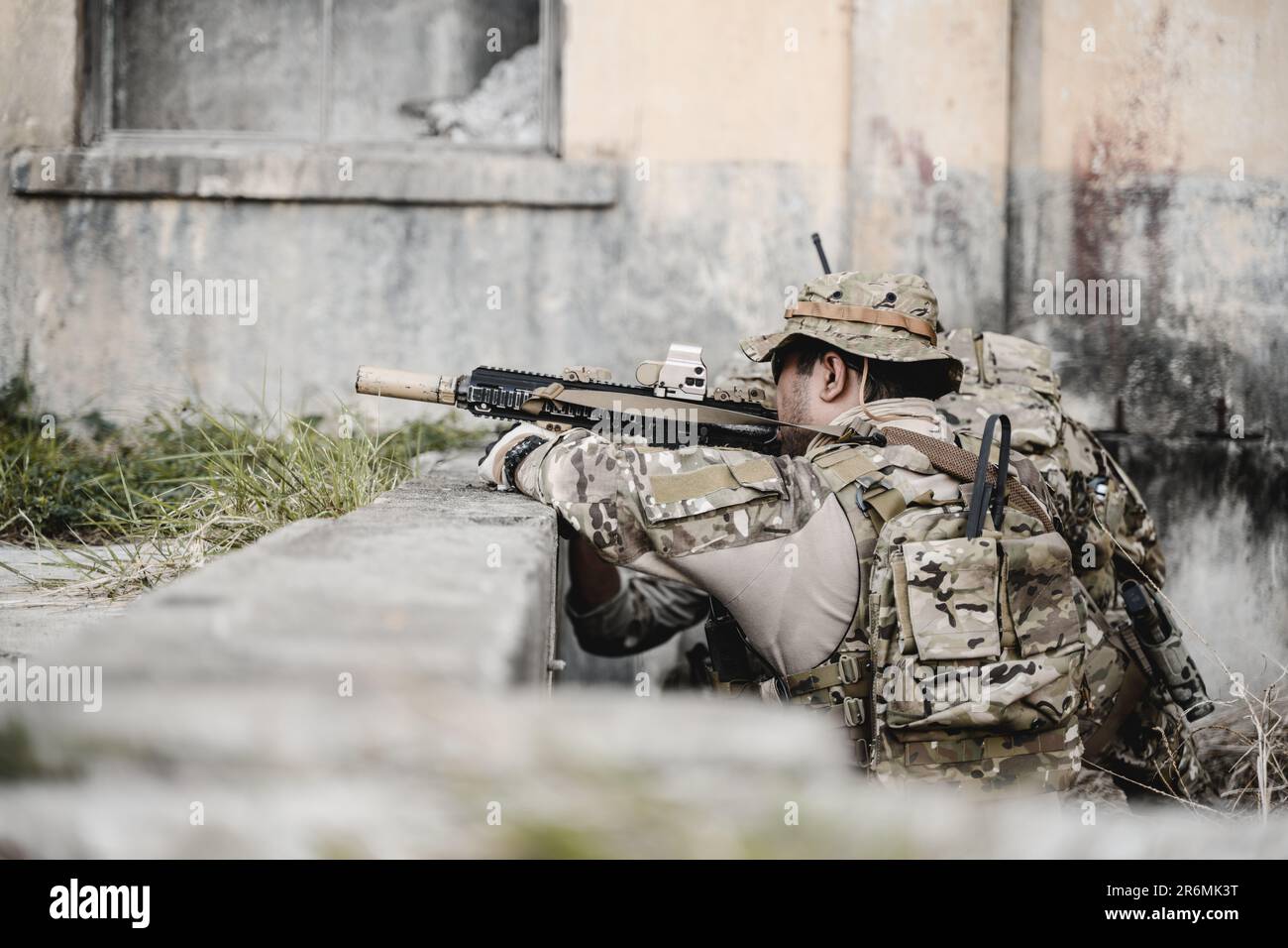 Smart teamwork of soldiers running forward and attacking enemy Stock ...