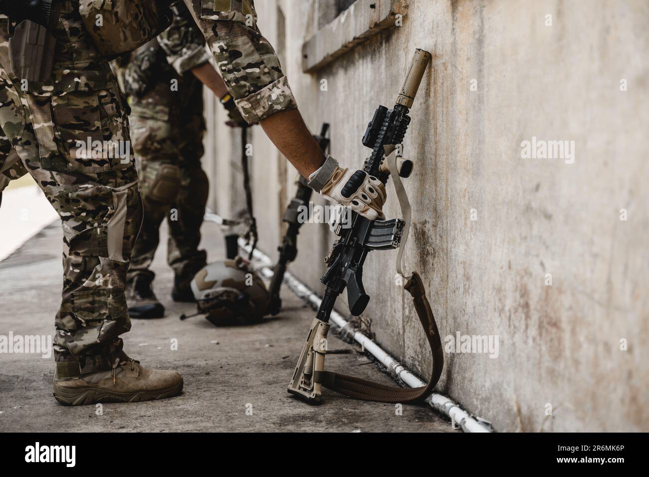 Smart teamwork of soldiers running forward and attacking enemy Stock ...