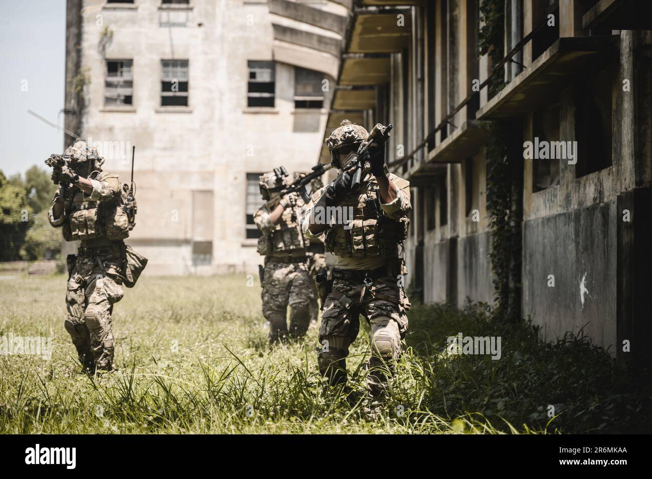 Smart teamwork of soldiers running forward and attacking enemy Stock ...