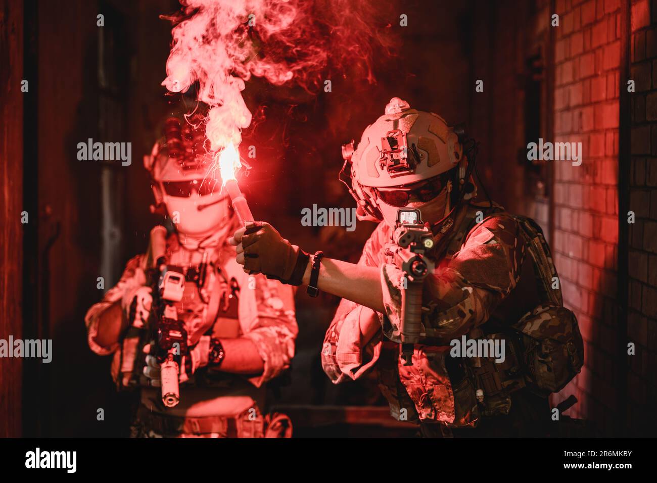 Expert team of soldiers attacking enemy during military operation Stock ...