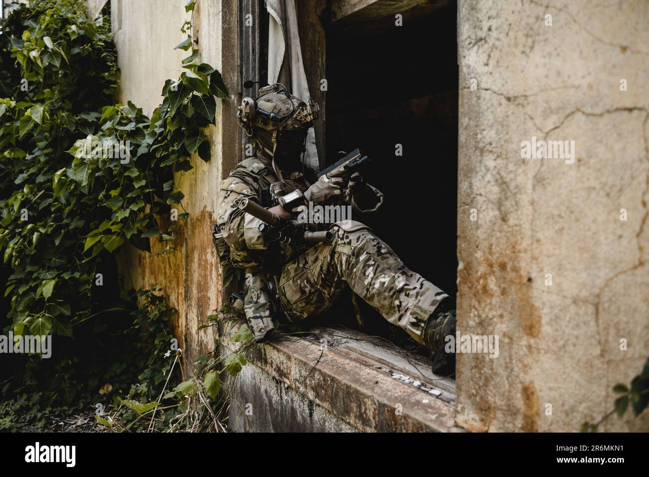 Smart teamwork of soldiers running forward and attacking enemy Stock ...