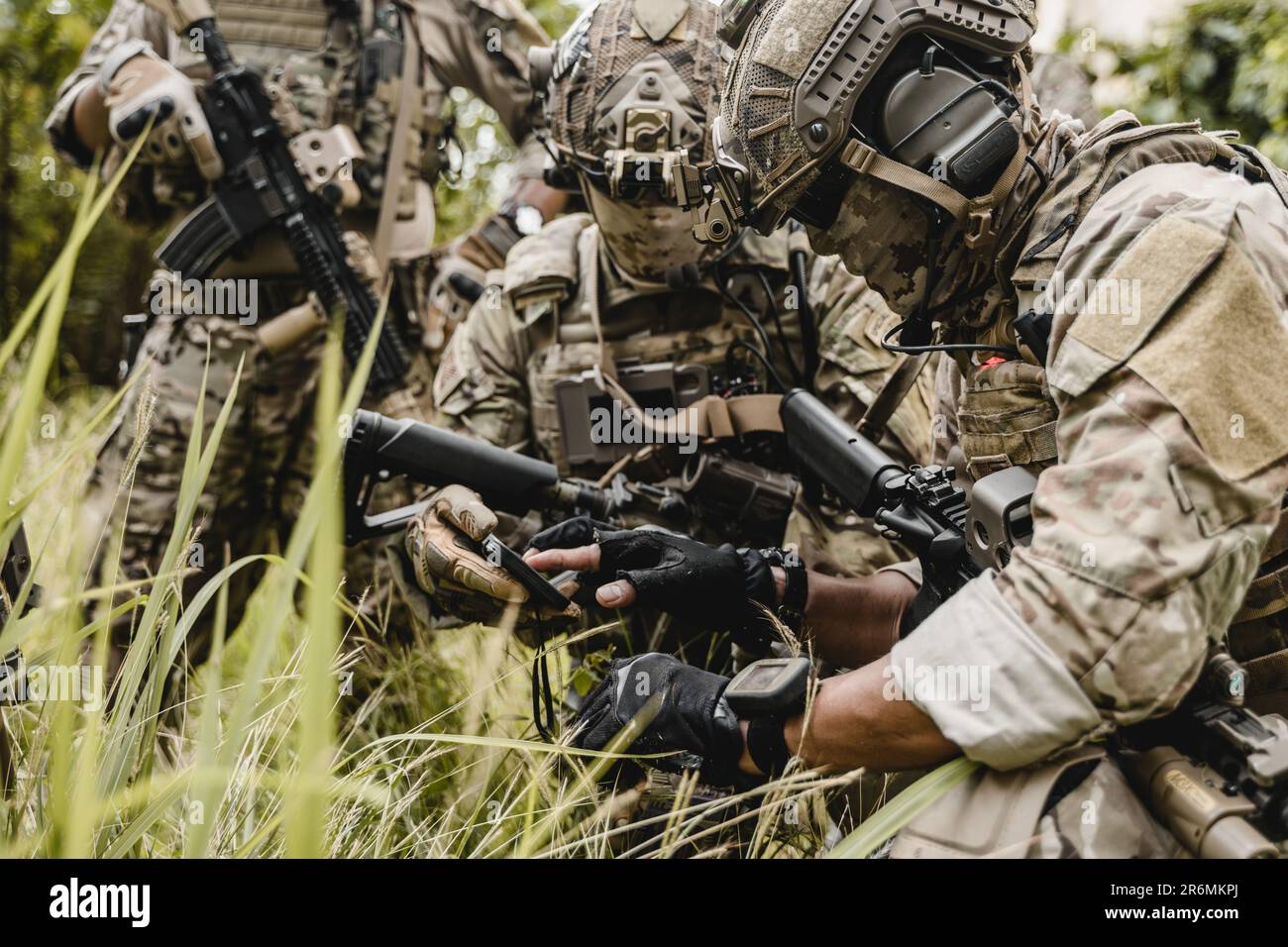 Smart teamwork of soldiers running forward and attacking enemy Stock ...