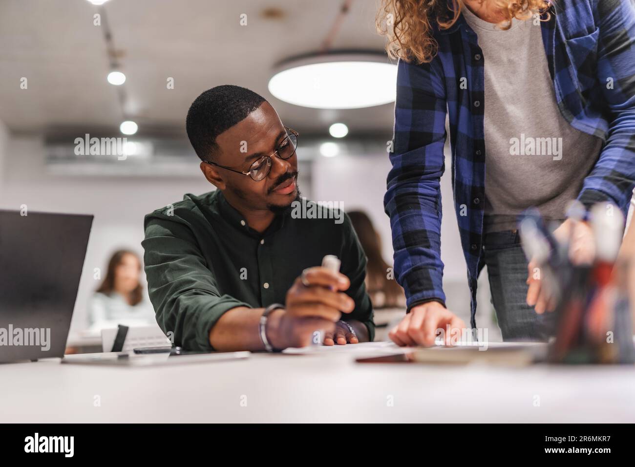 Dissatisfied boss lecturing the employees at the office Stock Photo - Alamy
