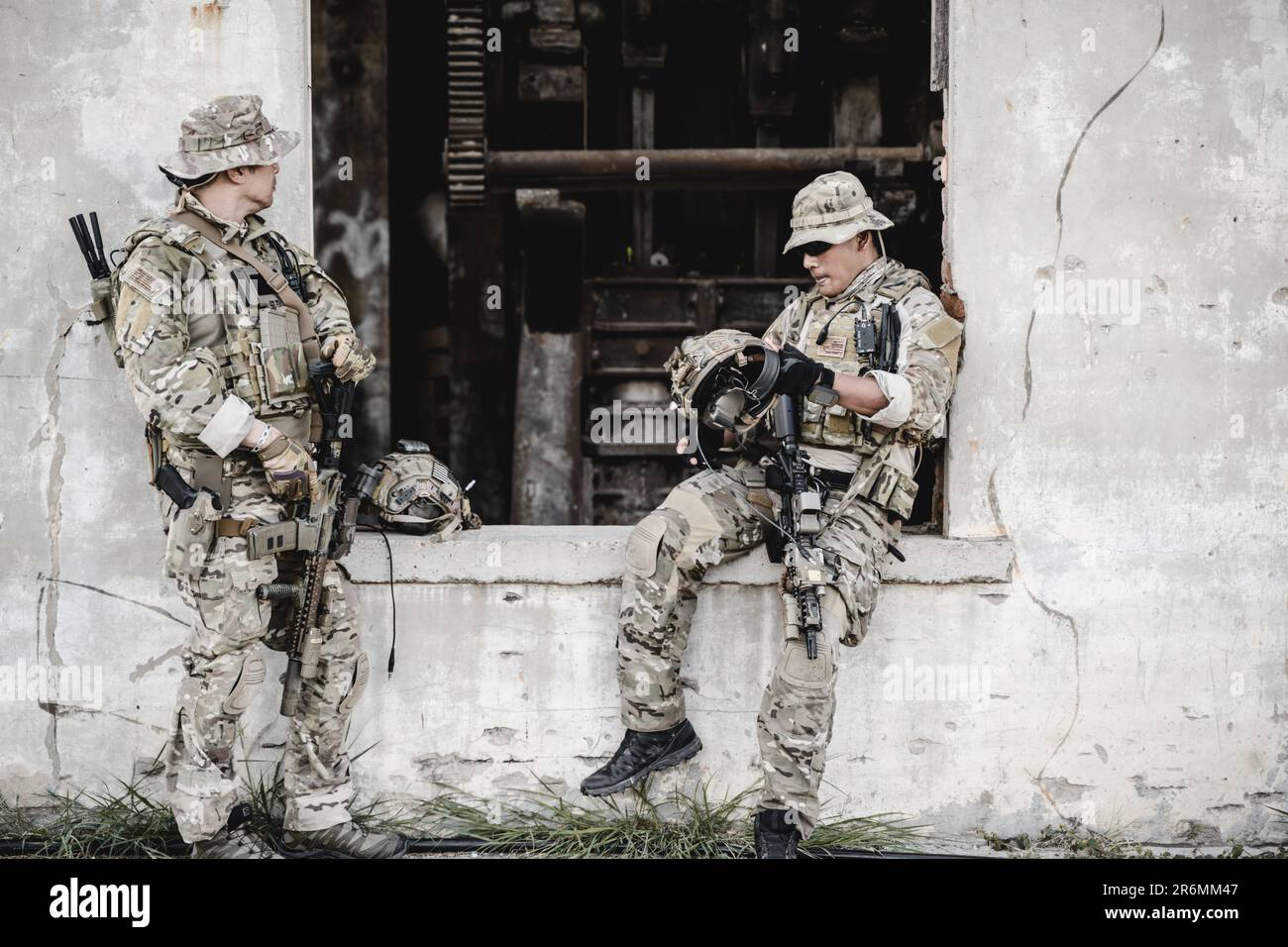 Smart teamwork of soldiers running forward and attacking enemy Stock ...