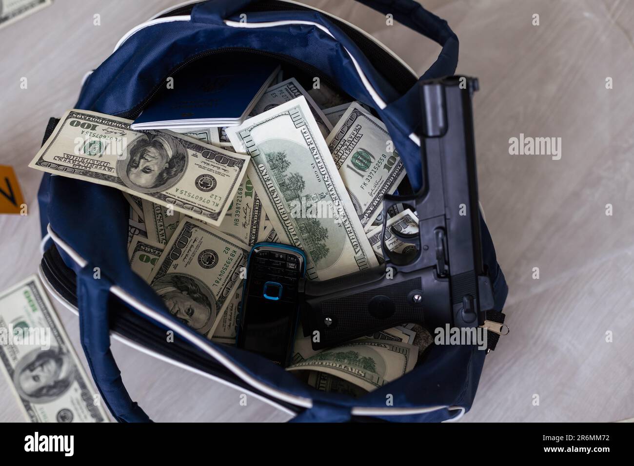 Briefcase full 100 dollar bills hi-res stock photography and images - Alamy