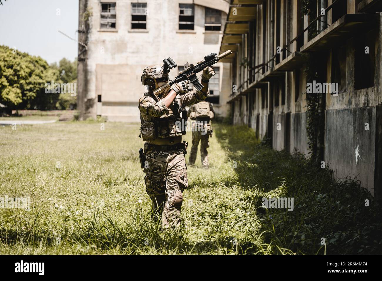 Smart teamwork of soldiers running forward and attacking enemy Stock ...