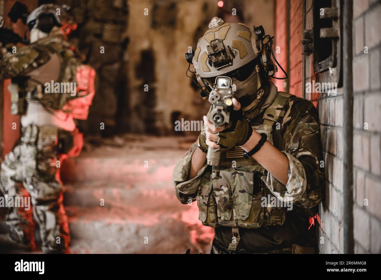 Expert team of soldiers attacking enemy during military operation Stock ...