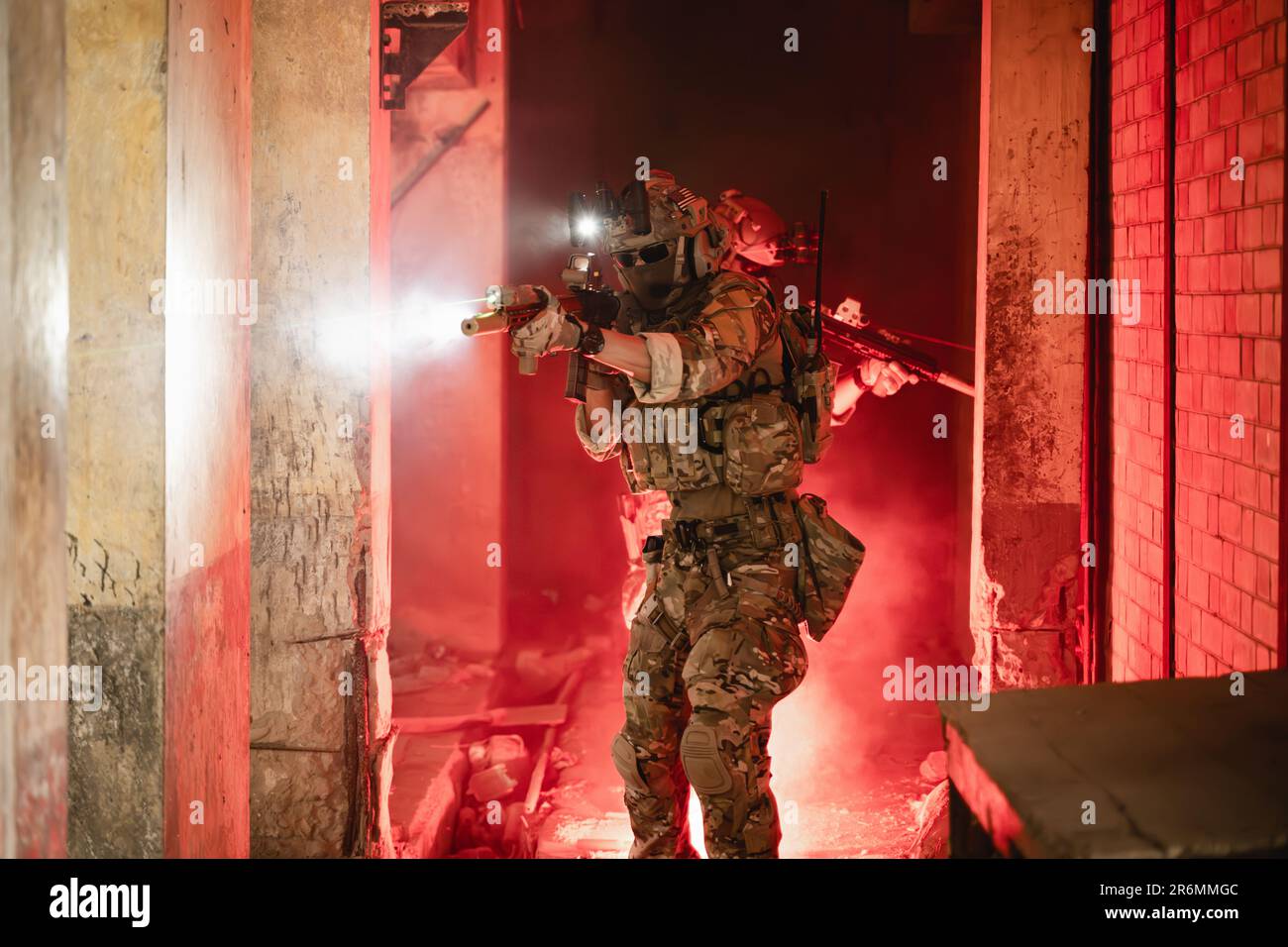 Expert team of soldiers attacking enemy during military operation Stock ...