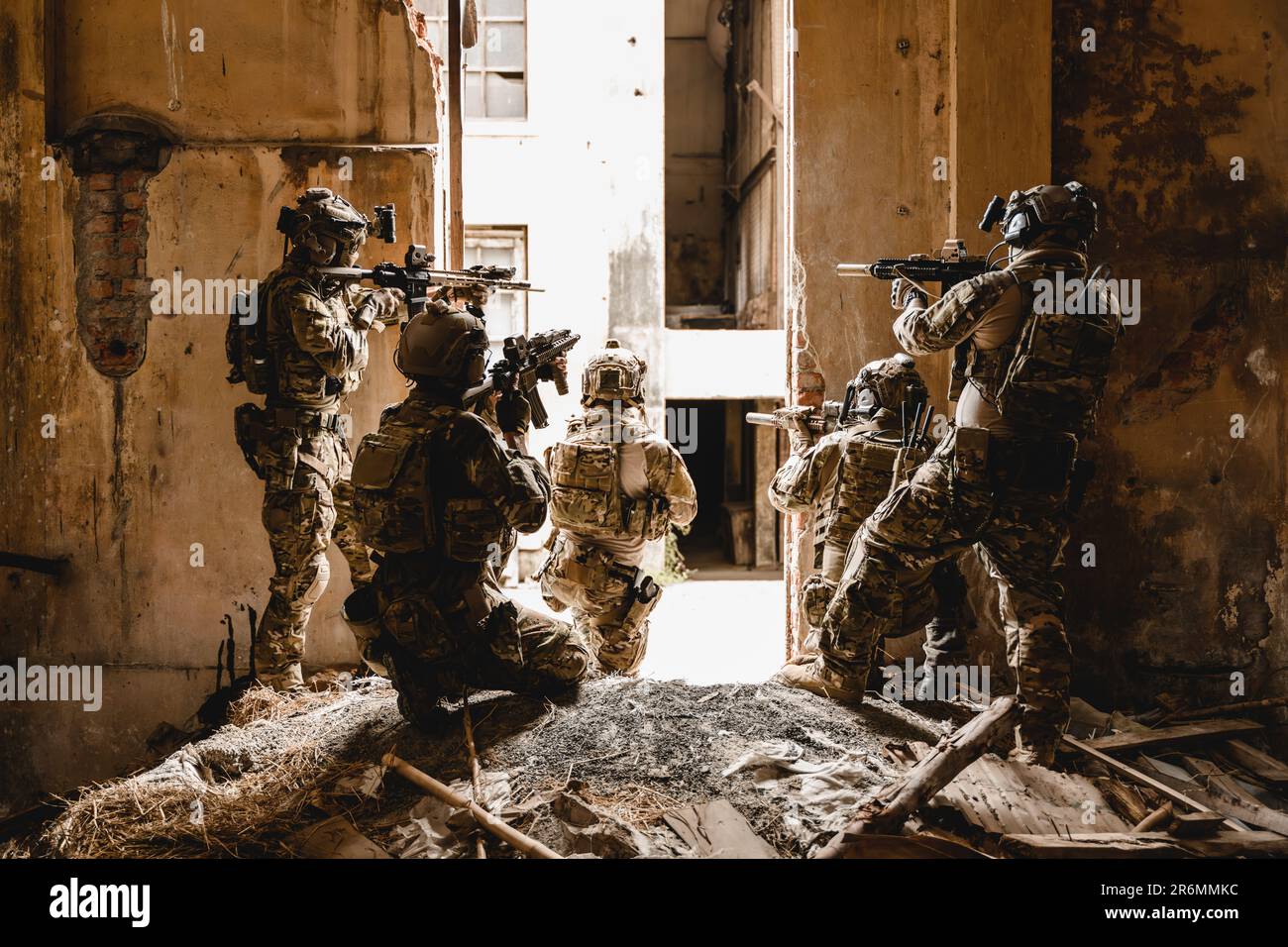 Expert team of soldiers with weapons attacking enemy Stock Photo - Alamy