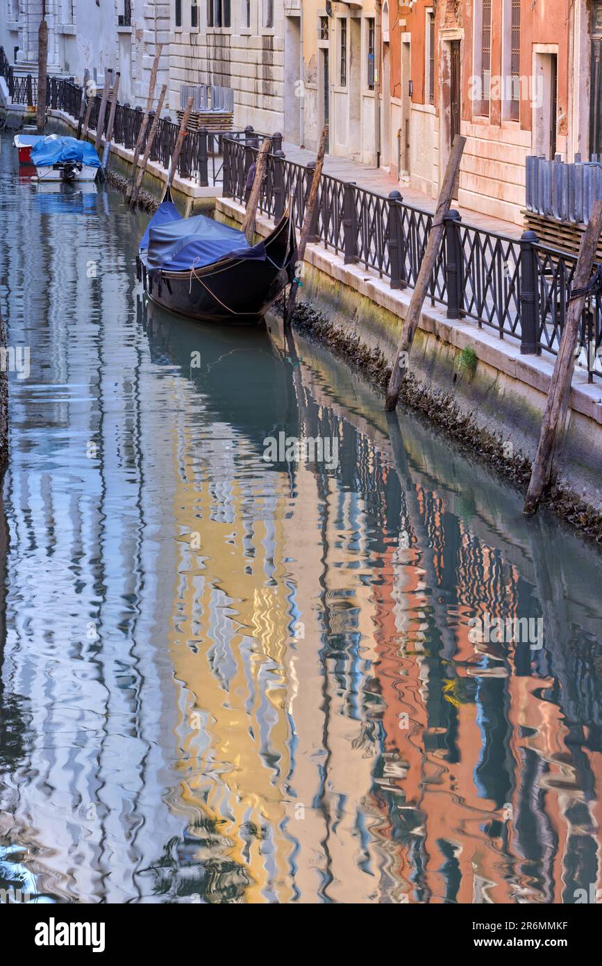 Gondolas and Reflected Building Facades in Fondamenta Duodo o Barbarigo ...