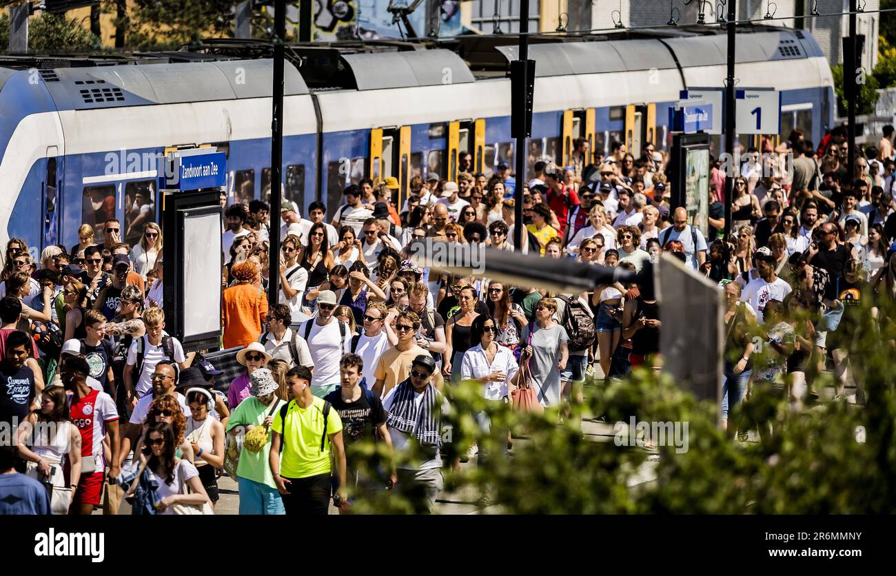 ZANDVOORT - Bathers arrive at Zandvoort station. The NS has deployed ...