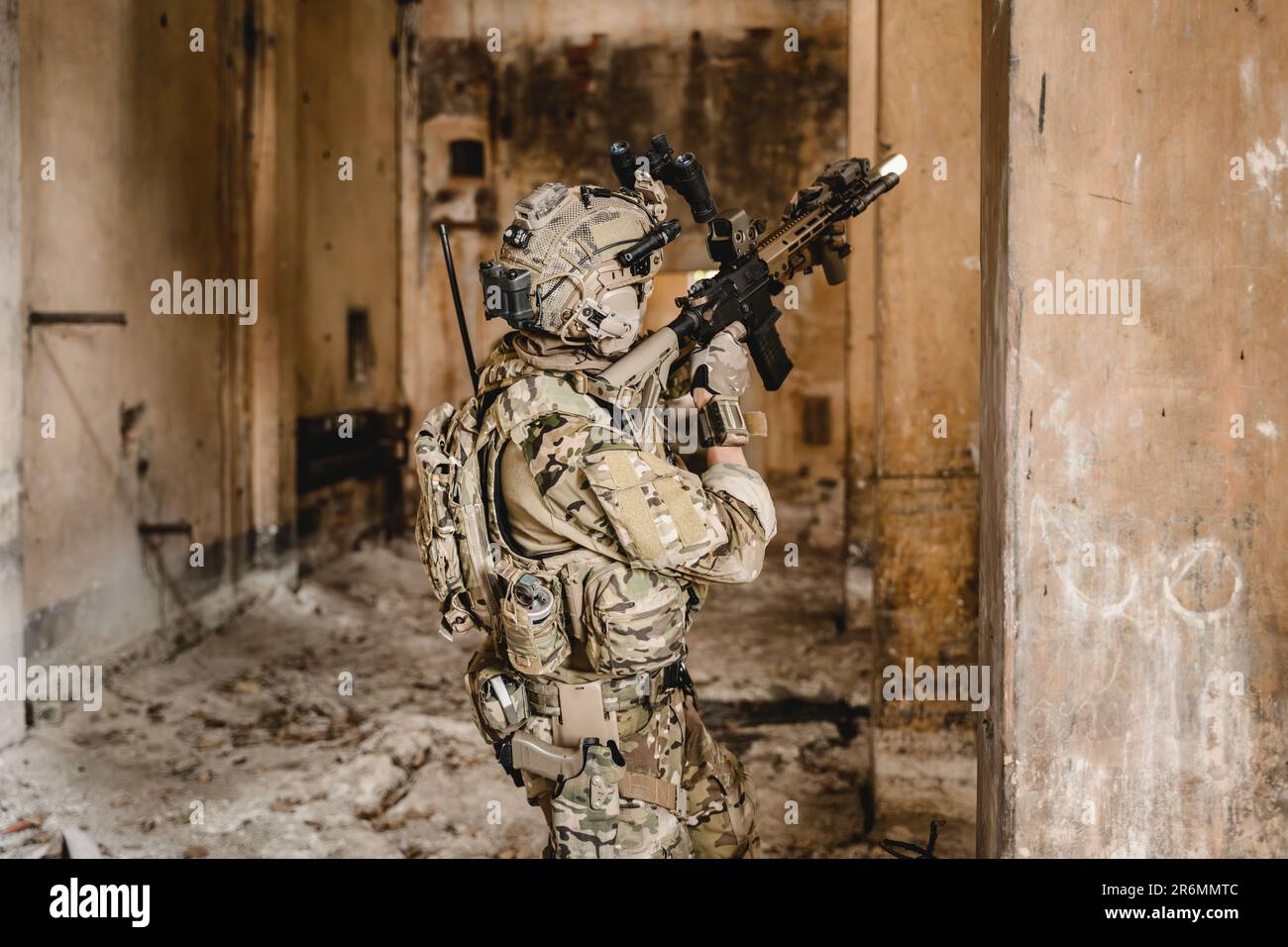 Expert team of soldiers with weapons attacking enemy Stock Photo - Alamy