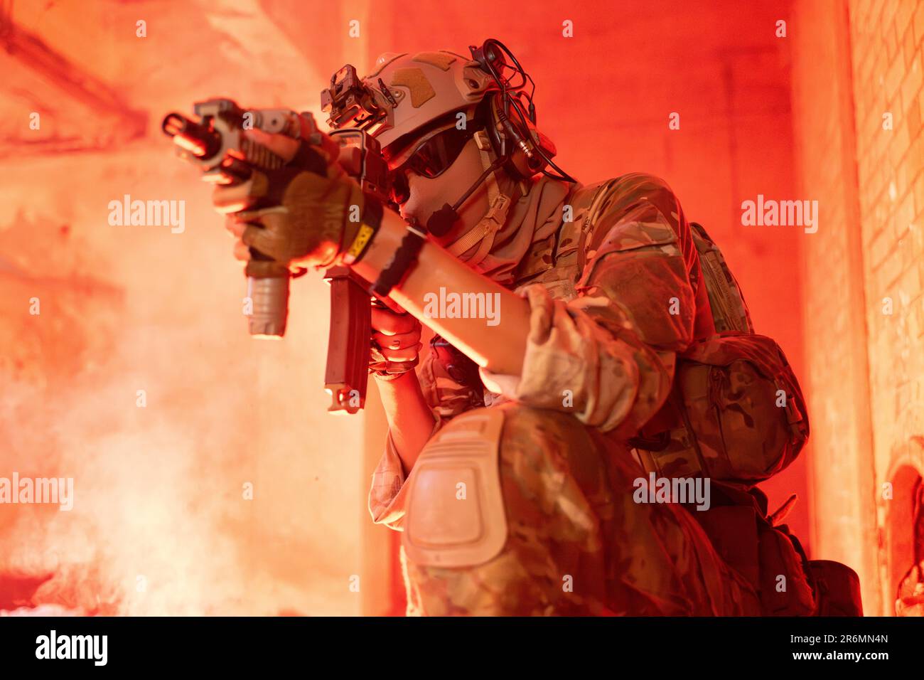 Expert team of soldiers attacking enemy during military operation Stock ...