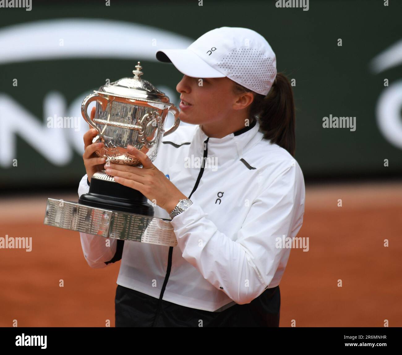 Iga swiatek 2023 french open trophy hi-res stock photography and images ...