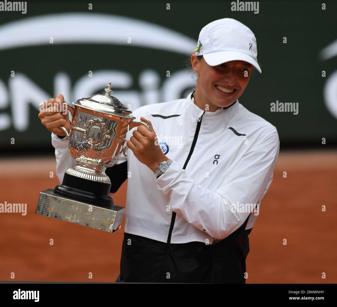 Iga swiatek 2023 french open trophy hi-res stock photography and images ...