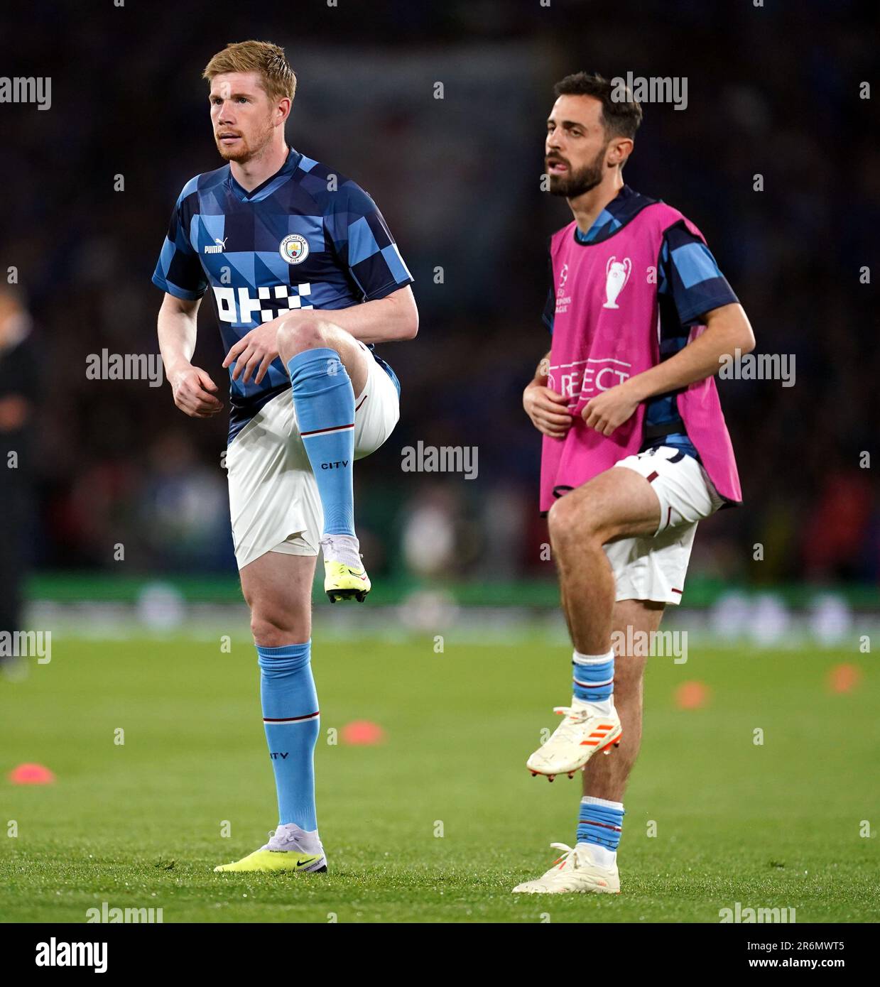 Manchester City's Kevin De Bruyne (left) and Bernardo Silva warm up ...