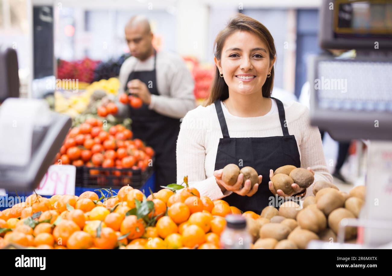 Supermarket selling lots vegetables hi-res stock photography and images ...