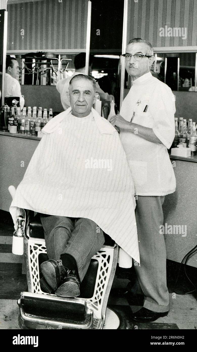 Old fashioned barber shop interior hi-res stock photography and images - Alamy
