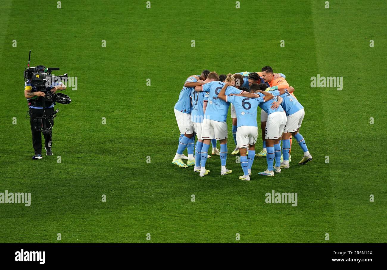 Manchester City team huddle ahead of the UEFA Champions League final ...