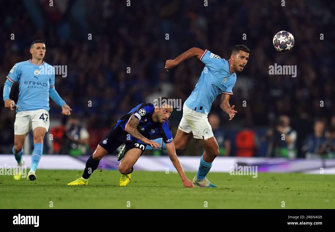 Inter Milan's Hakan Calhanoglu and Manchester City's Rodri (right ...