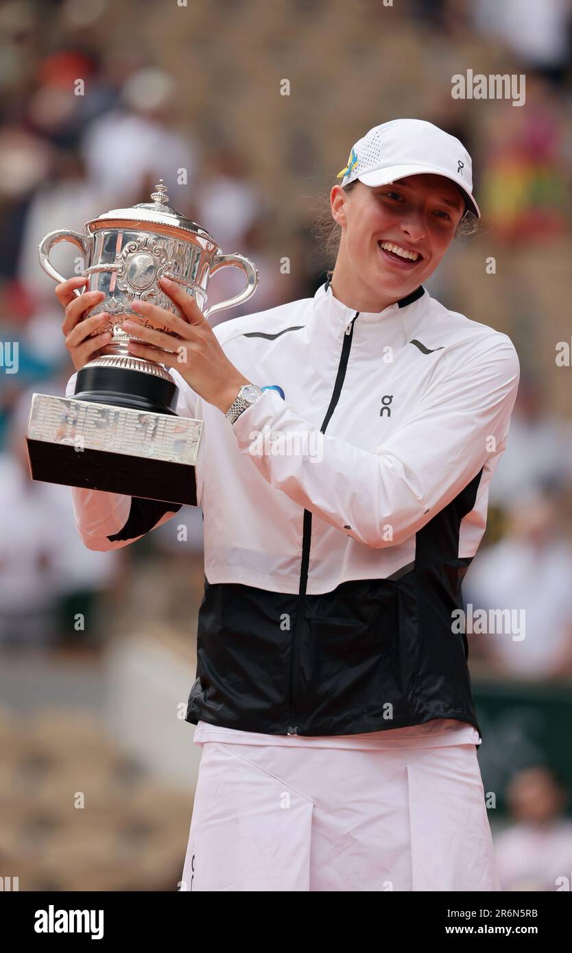 Iga swiatek 2023 french open trophy hi-res stock photography and images ...