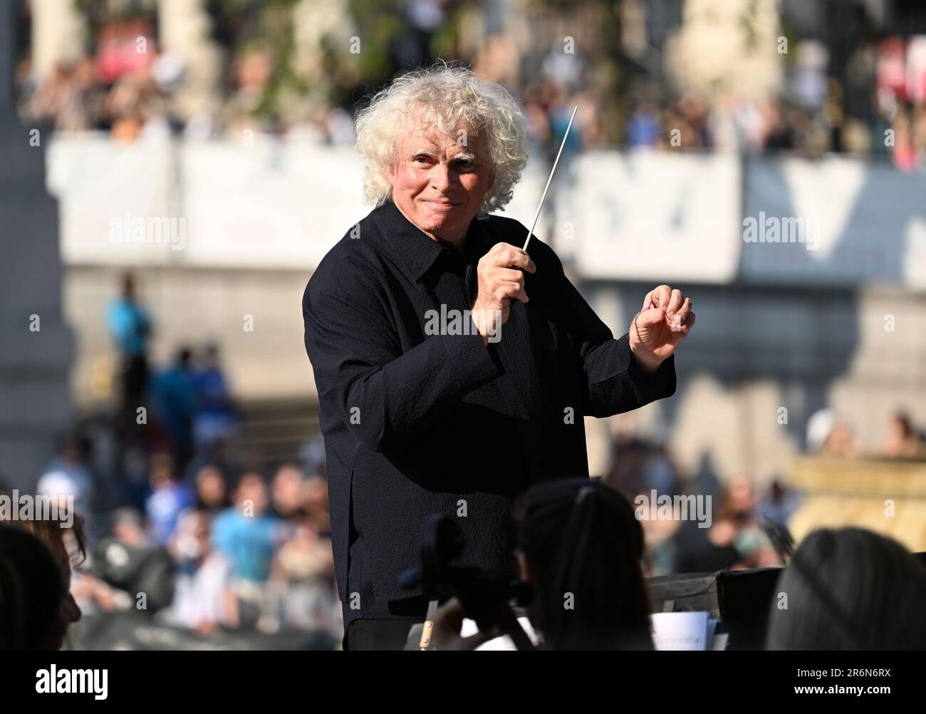Sir Simon Rattle conducts the London Symphony Orchestra with young ...