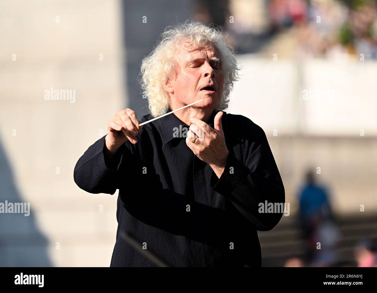 Sir Simon Rattle conducts the London Symphony Orchestra with young ...