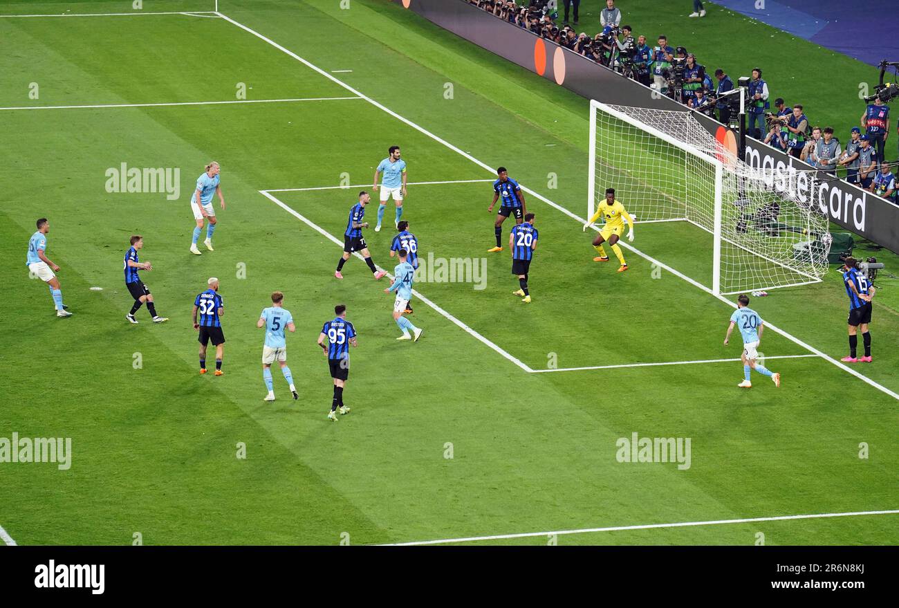 Manchester City's Rodri scoring the opening goal during the UEFA ...