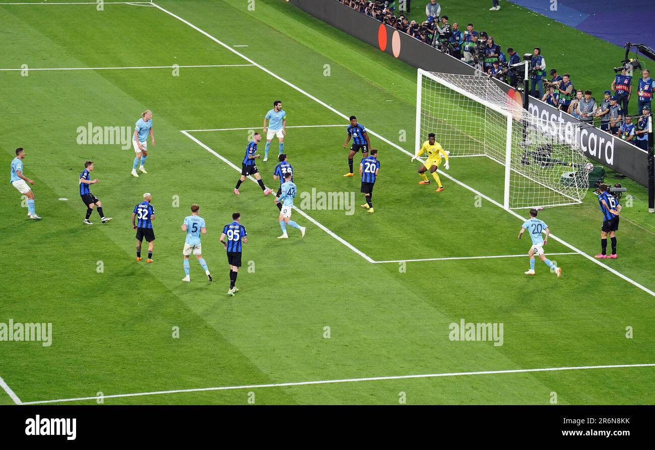 Manchester City's Rodri scoring the opening goal during the UEFA ...