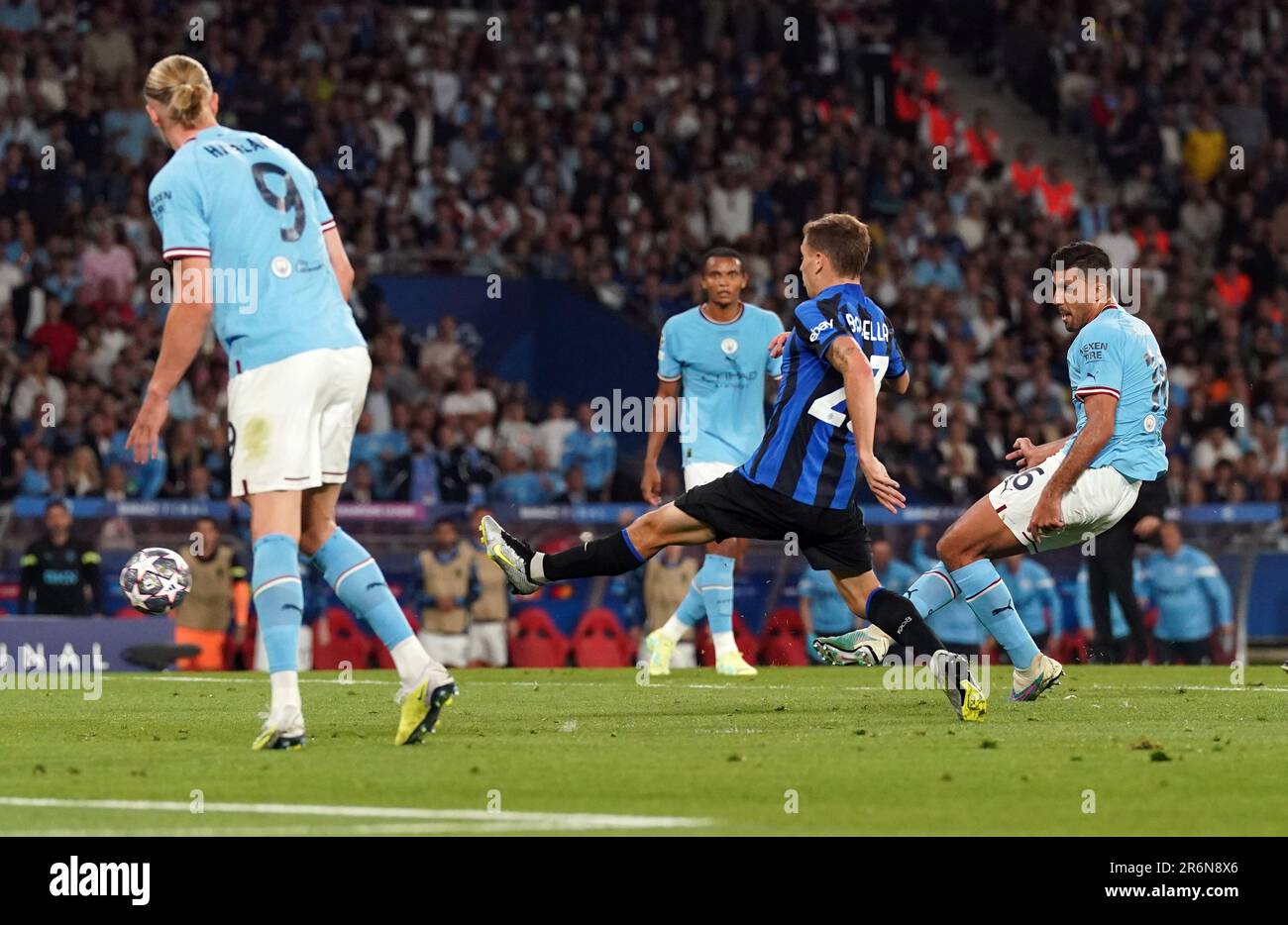 Manchester City's Rodri scoring the opening goal during the UEFA ...