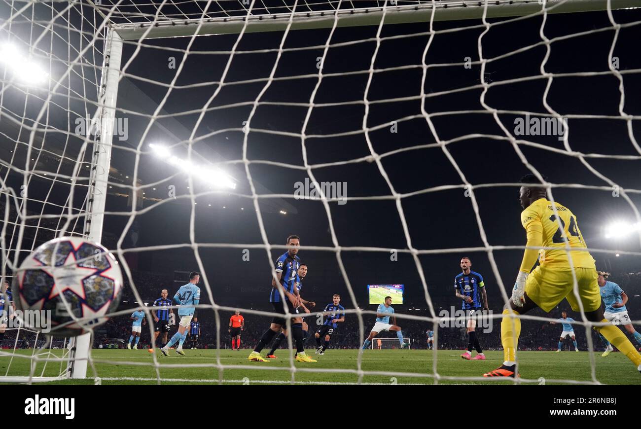 Manchester City's Rodri scoring the opening goal during the UEFA ...