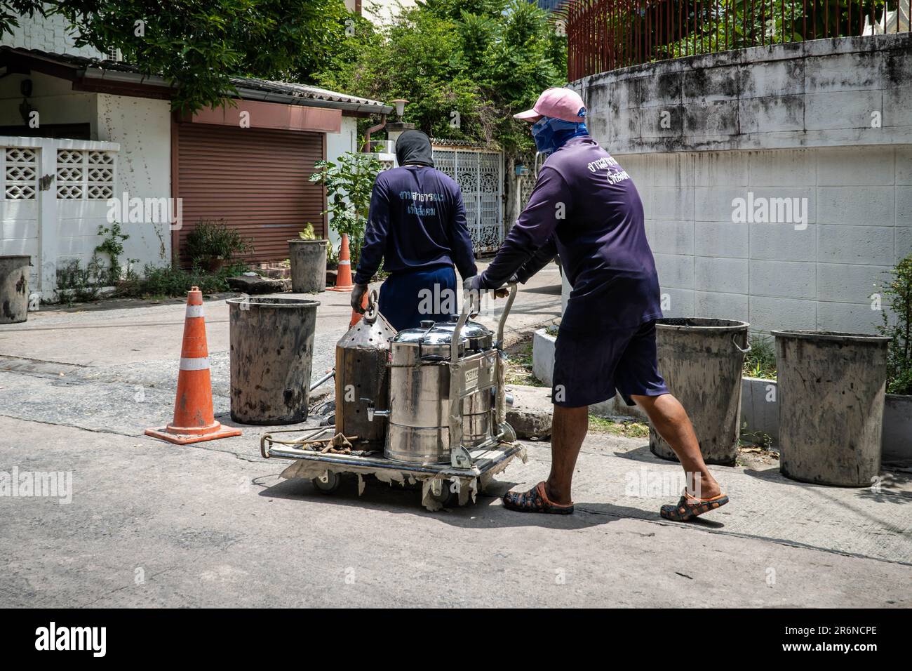 Volunteers cleaning drive hi-res stock photography and images - Alamy