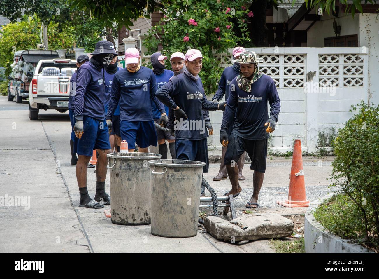 A team of Thai prisoners seen dropping down a rope inside a public ...