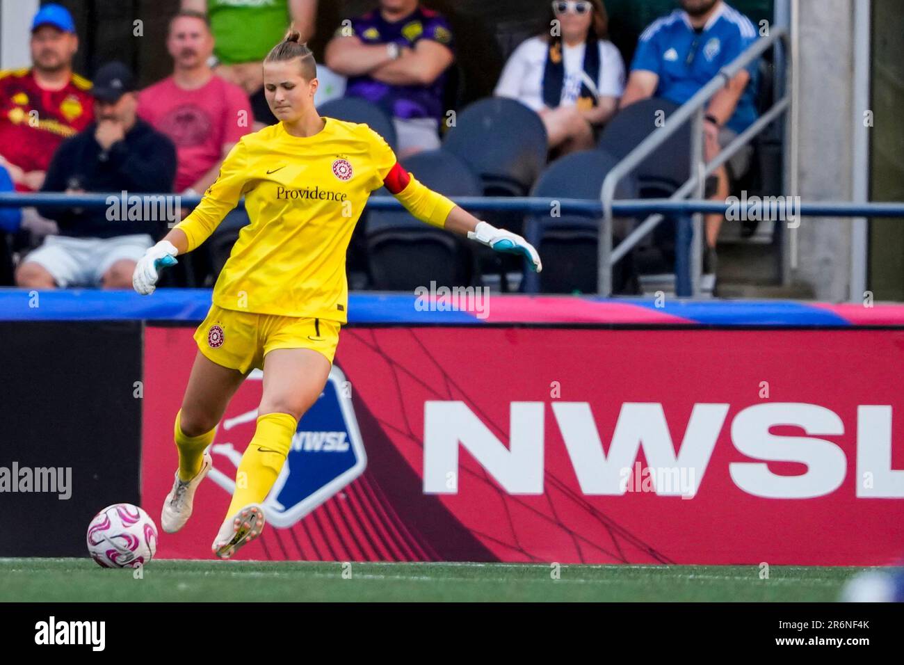 Portland Thorns goalkeeper Bella Bixby (1) looks to make a goal kick ...