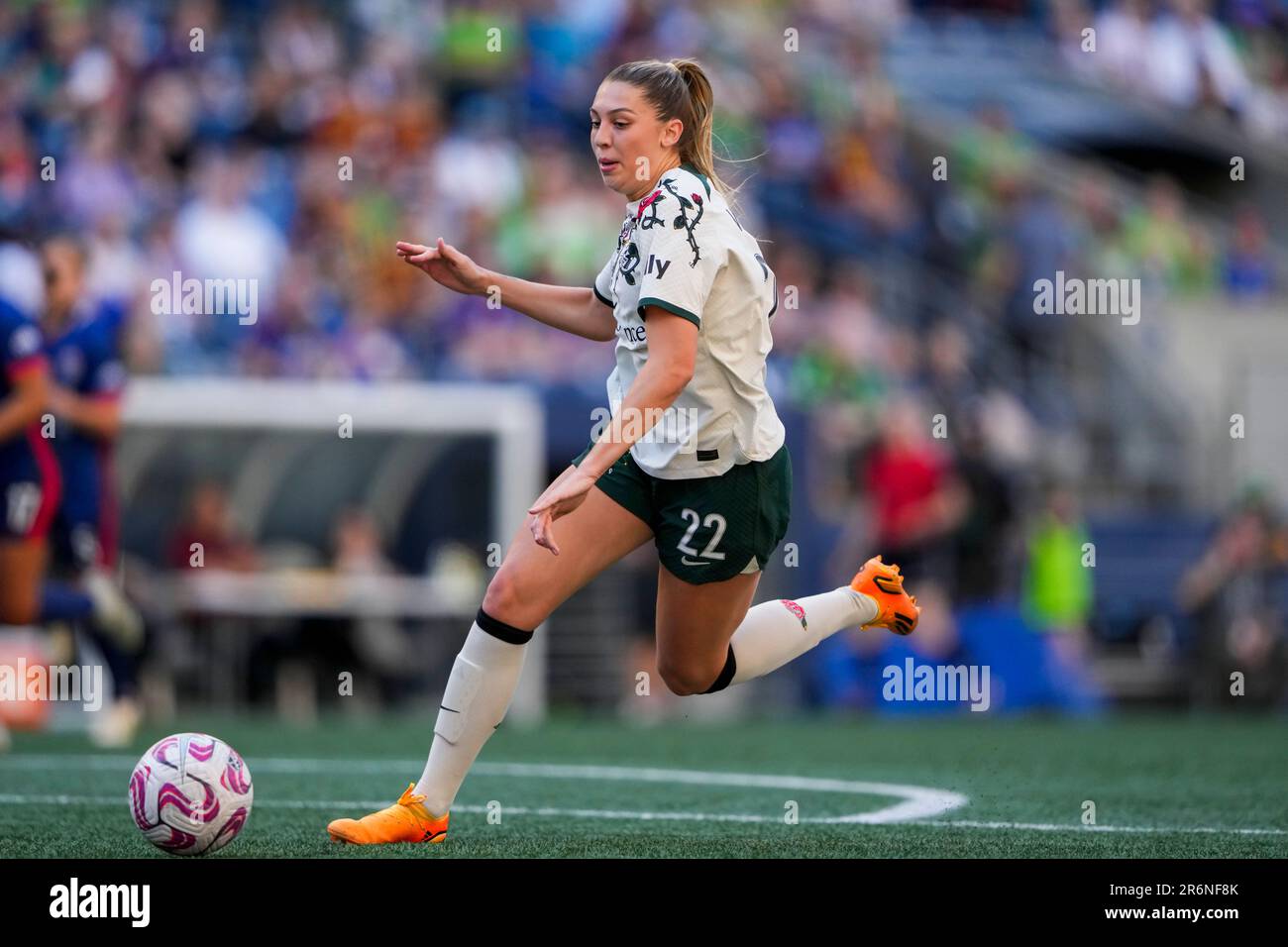 Portland Thorns midfielder Morgan Weaver (22) moves the ball against ...