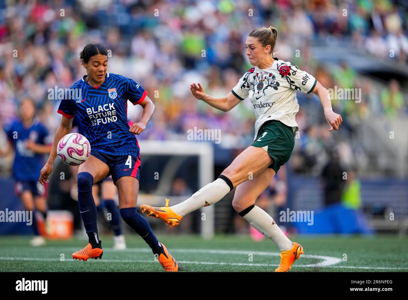 Portland Thorns midfielder Morgan Weaver (22) shoots the ball against ...