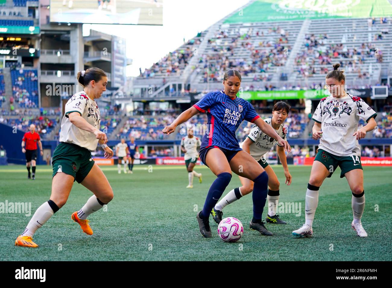 OL Reign forward Elyse Bennett (34) looks to move the ball against ...