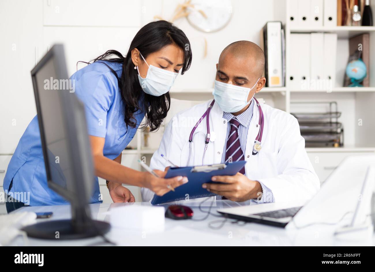 Doctor giving instructions nurse hi-res stock photography and images ...
