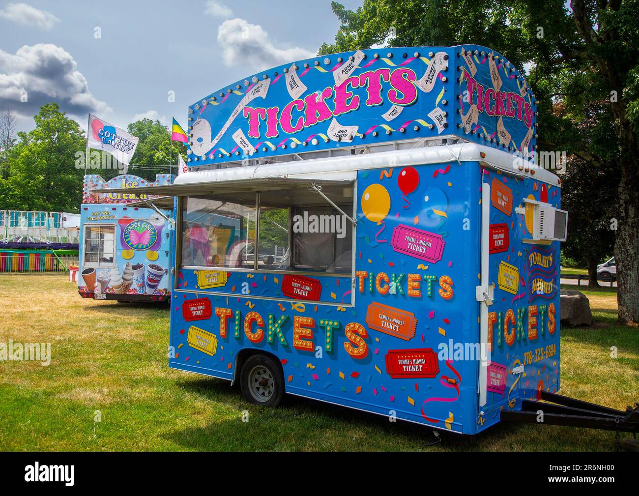 Carnival booth hi-res stock photography and images - Alamy