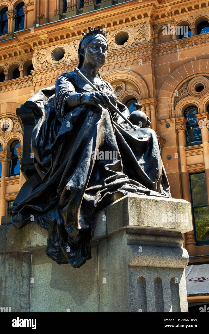 Queen Victoria Statue outside the Queen Victoria Building, Sydney, New ...