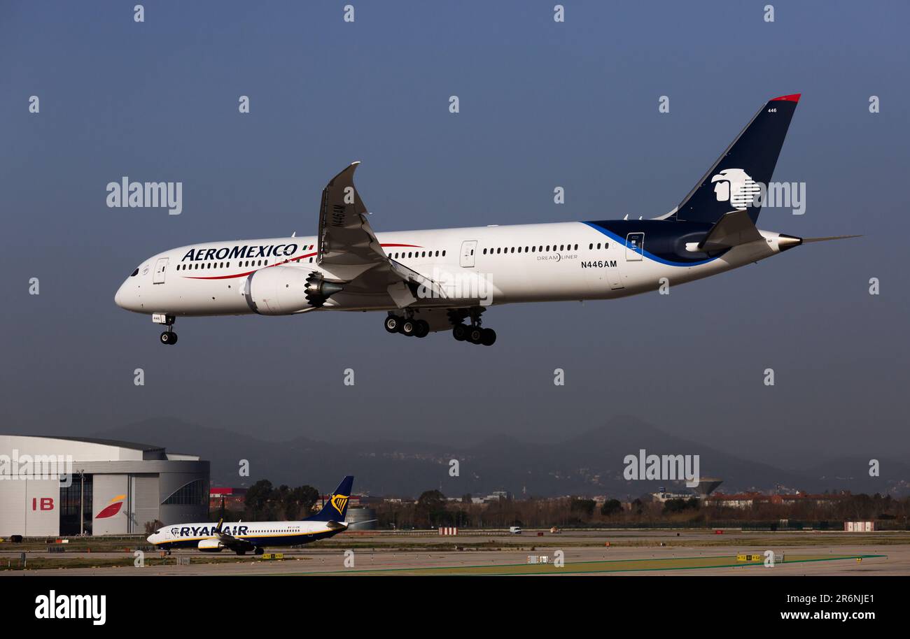 Aeromexico Boeing 787-9 Dreamliner on final approach to El Prat Airport ...