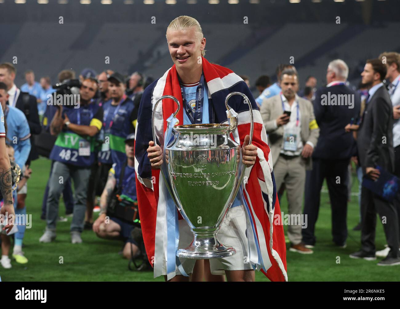Erling haaland champions league trophy hi-res stock photography and ...