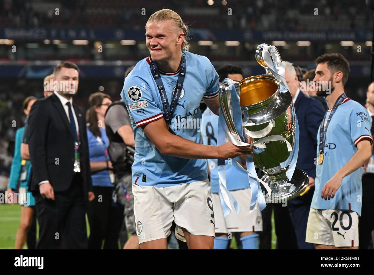 Erling haaland manchester city trophy hi-res stock photography and ...
