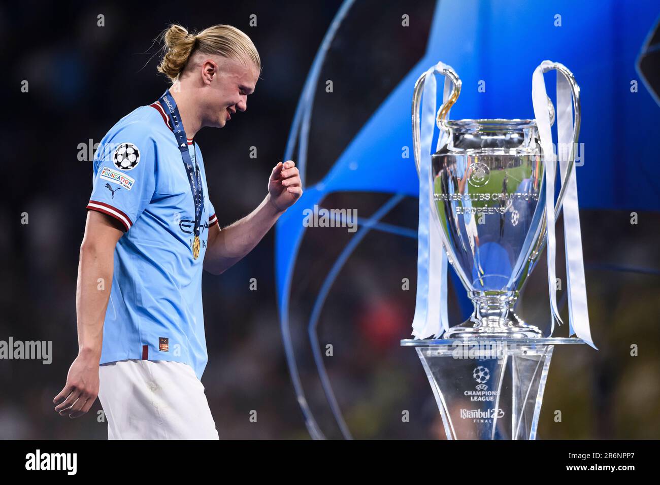 Erling haaland manchester city trophy hi-res stock photography and ...