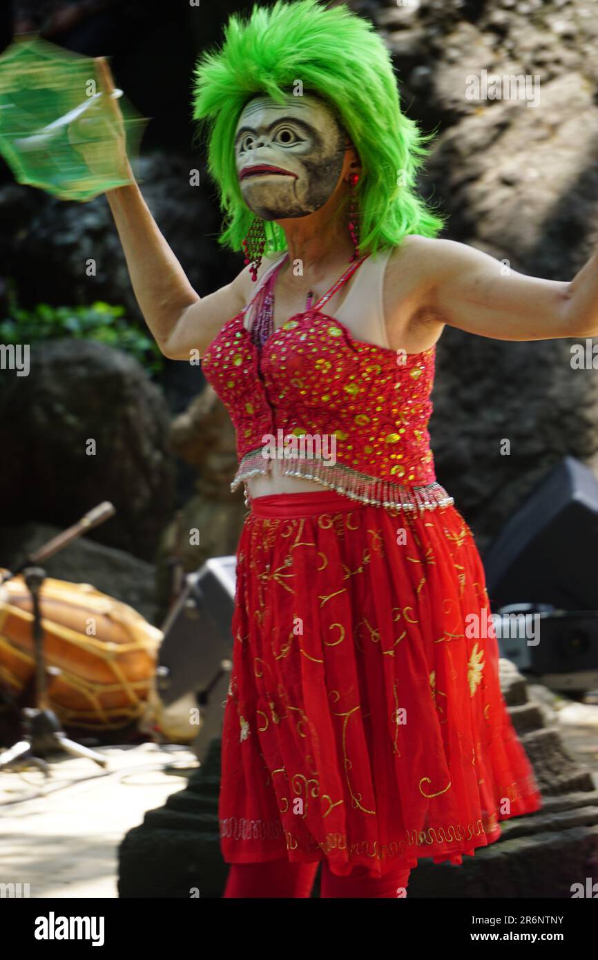 Nini thowok hi-res stock photography and images - Alamy