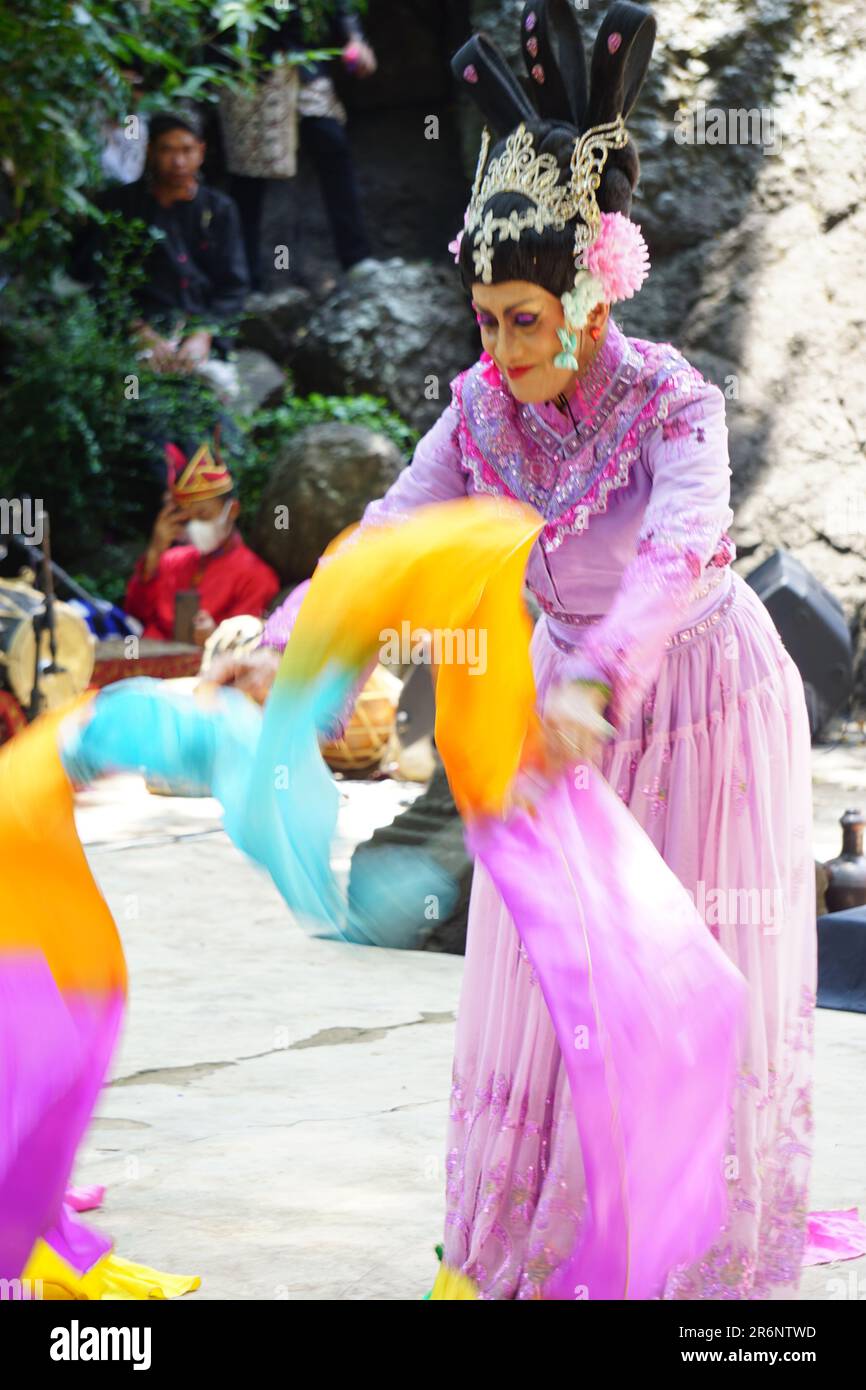 DidiK Nini Towok Performs dance on selomangleng performance art. He is ...